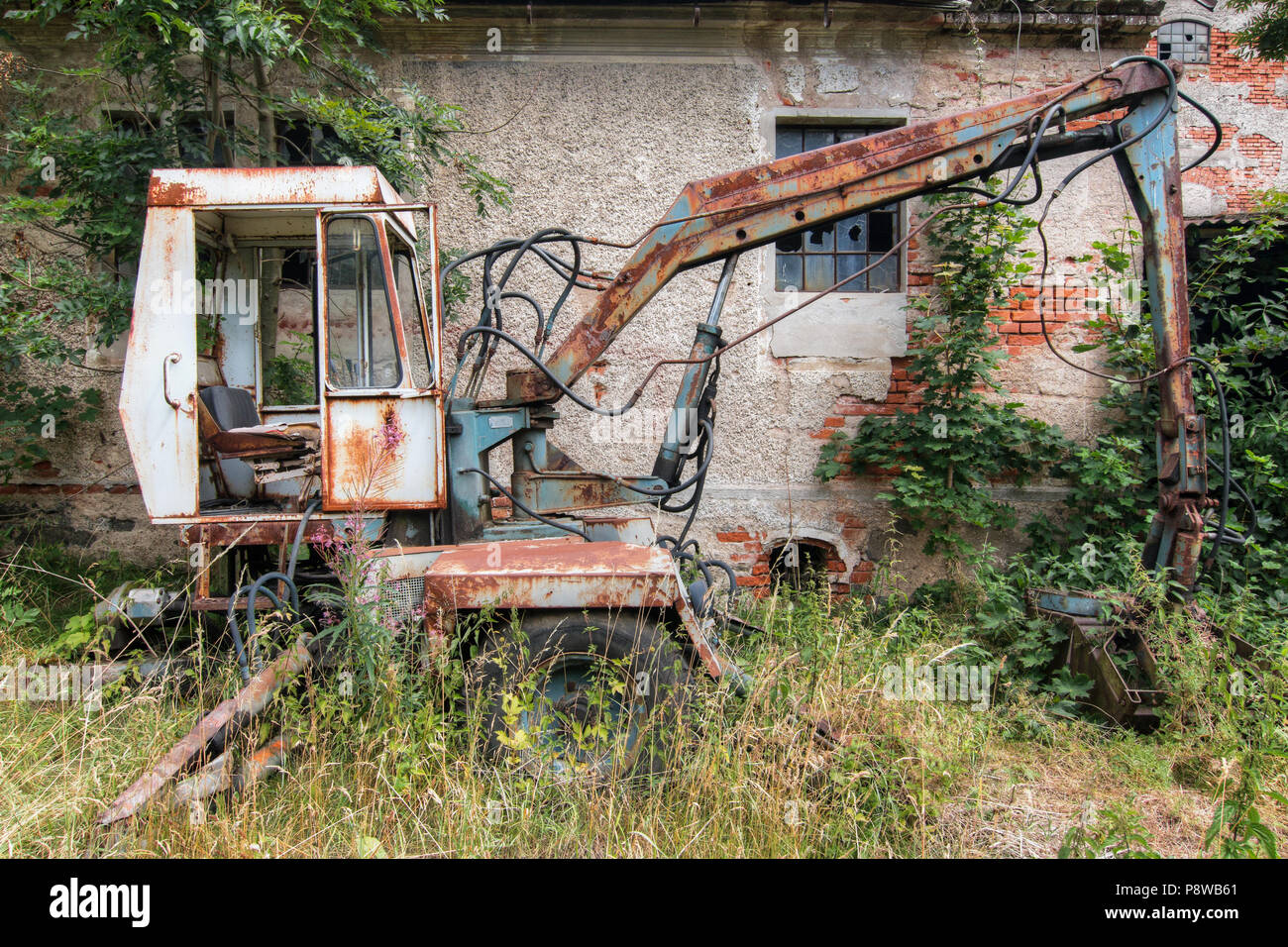 Abandoned old broken digger Stock Photo - Alamy