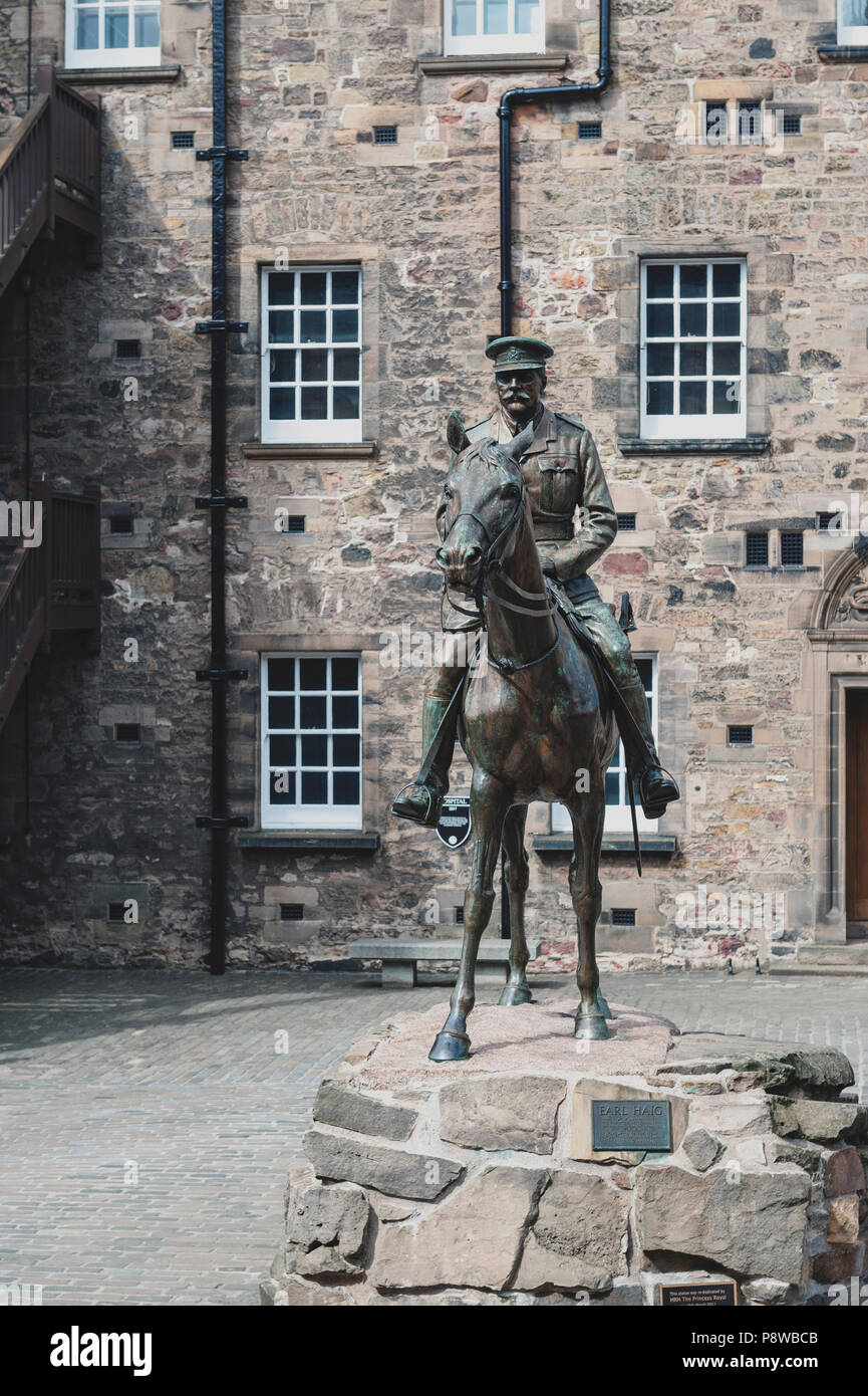 Haig statue edinburgh castle hi-res stock photography and images - Alamy