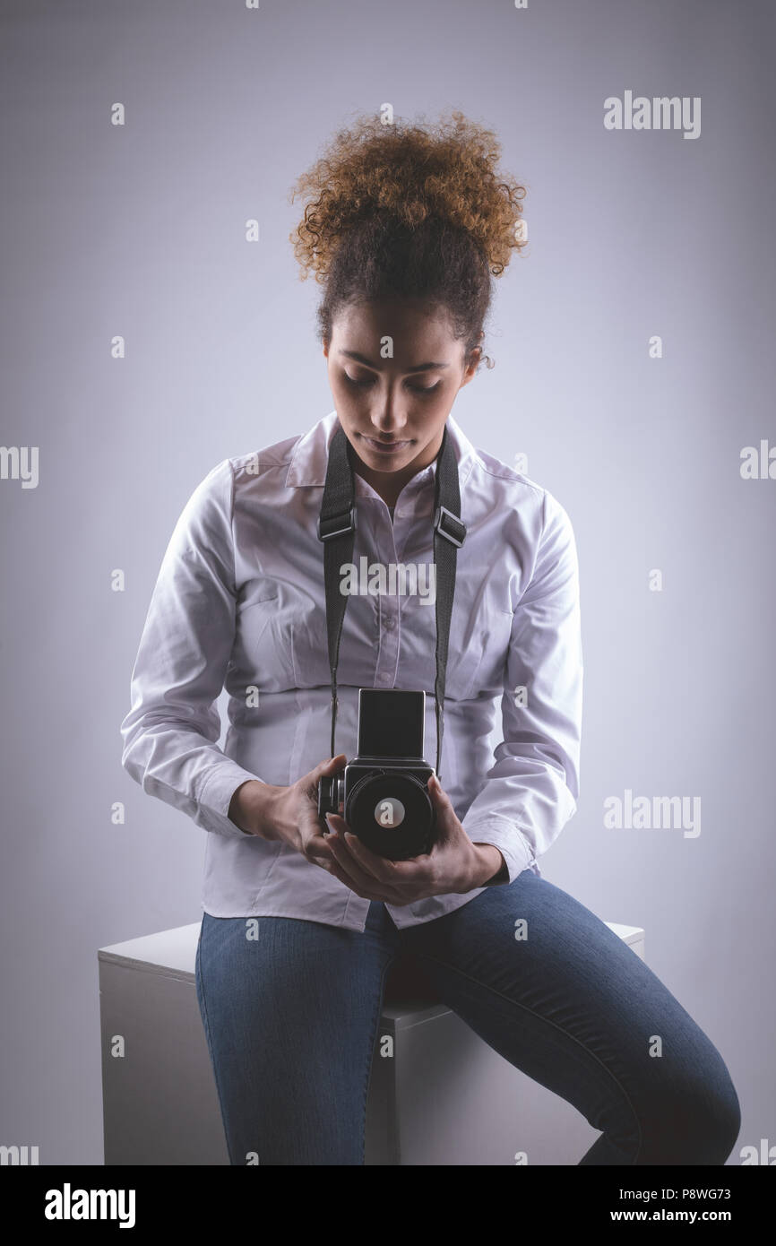 Photographer shooting photos woman hi-res stock photography and images ...