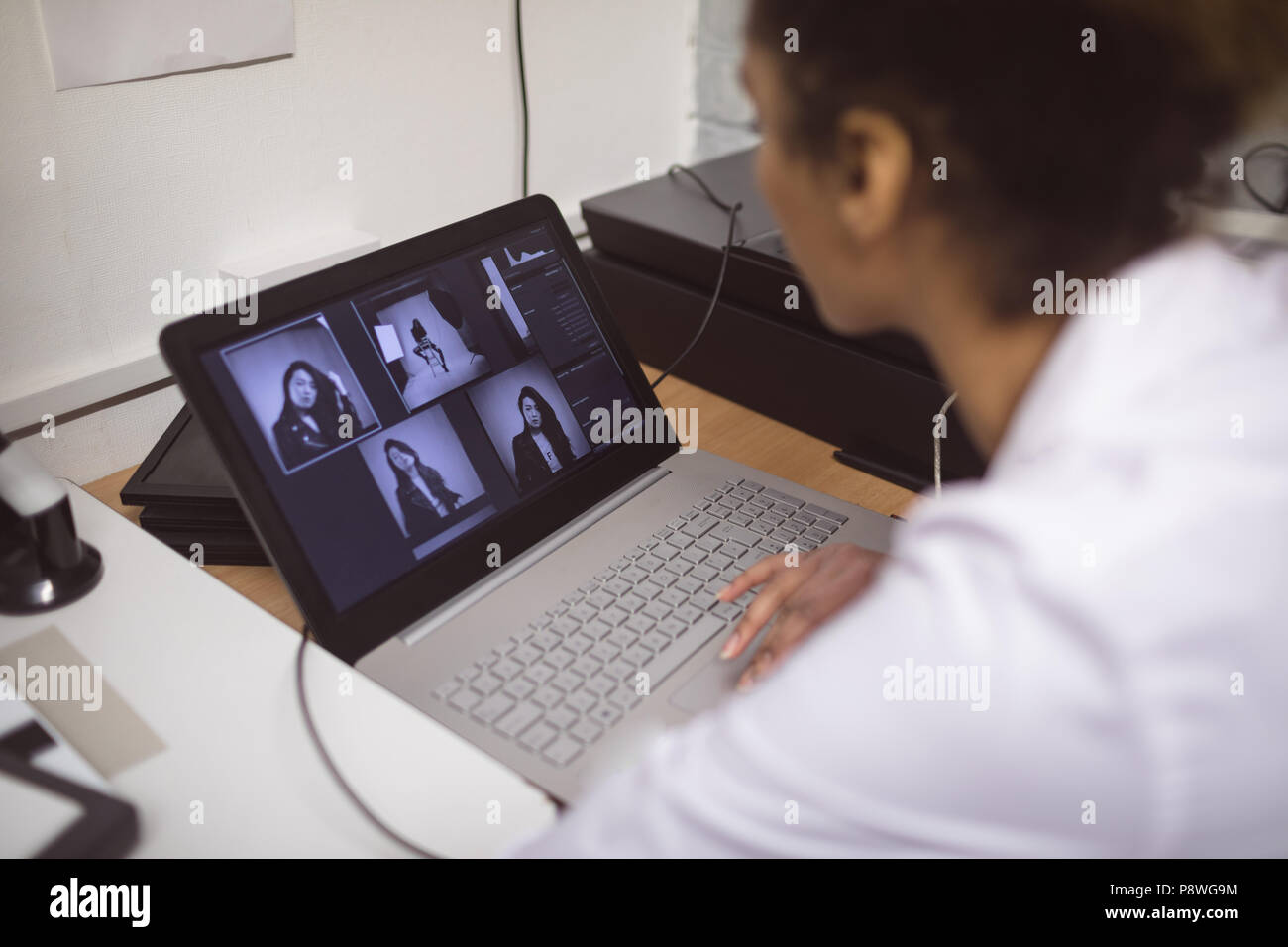 Professional female photographer hi-res stock photography and images ...