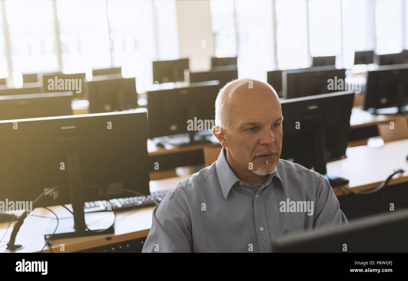 Adult classroom computers hi-res stock photography and images - Alamy