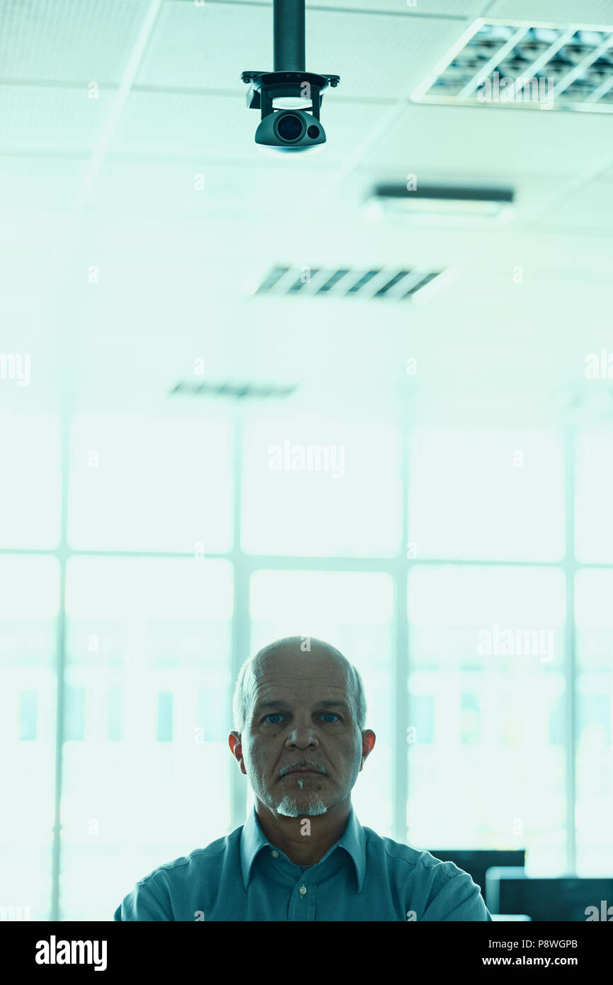 Head and shoulders of Business man facing the camera Stock Photo - Alamy