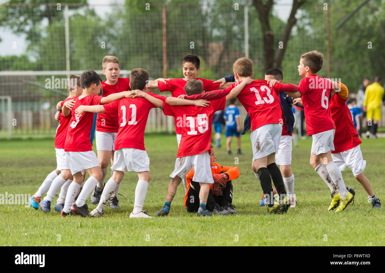 kids soccer team in huddle Stock Photo - Alamy