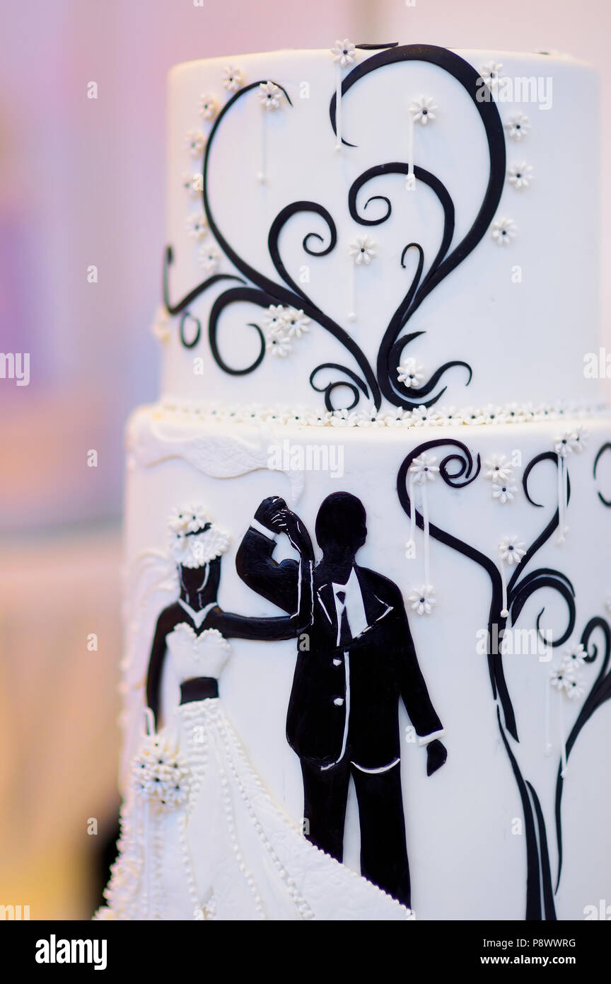 Cute bride and groom wedding cake Stock Photo - Alamy