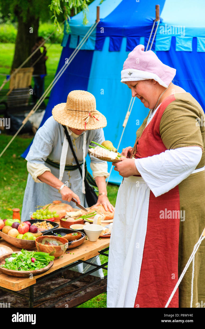 Medieval women hi-res stock photography and images - Alamy