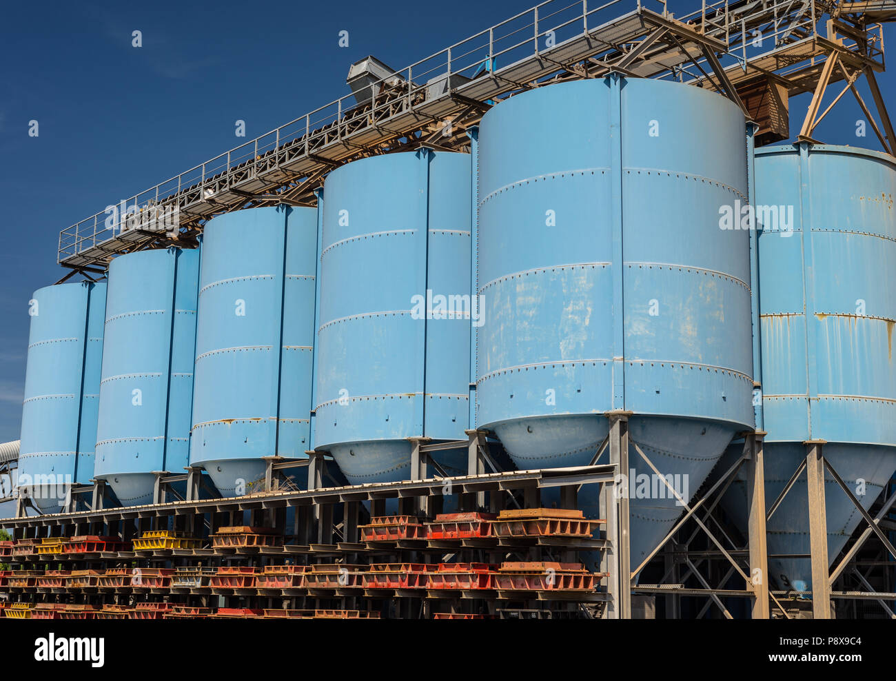 Metal Silos Stock Photos & Metal Silos Stock Images - Alamy