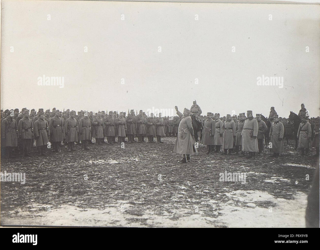 . 111 Der Honvedminister General Samuel Baron von Hazai spricht zu den ...