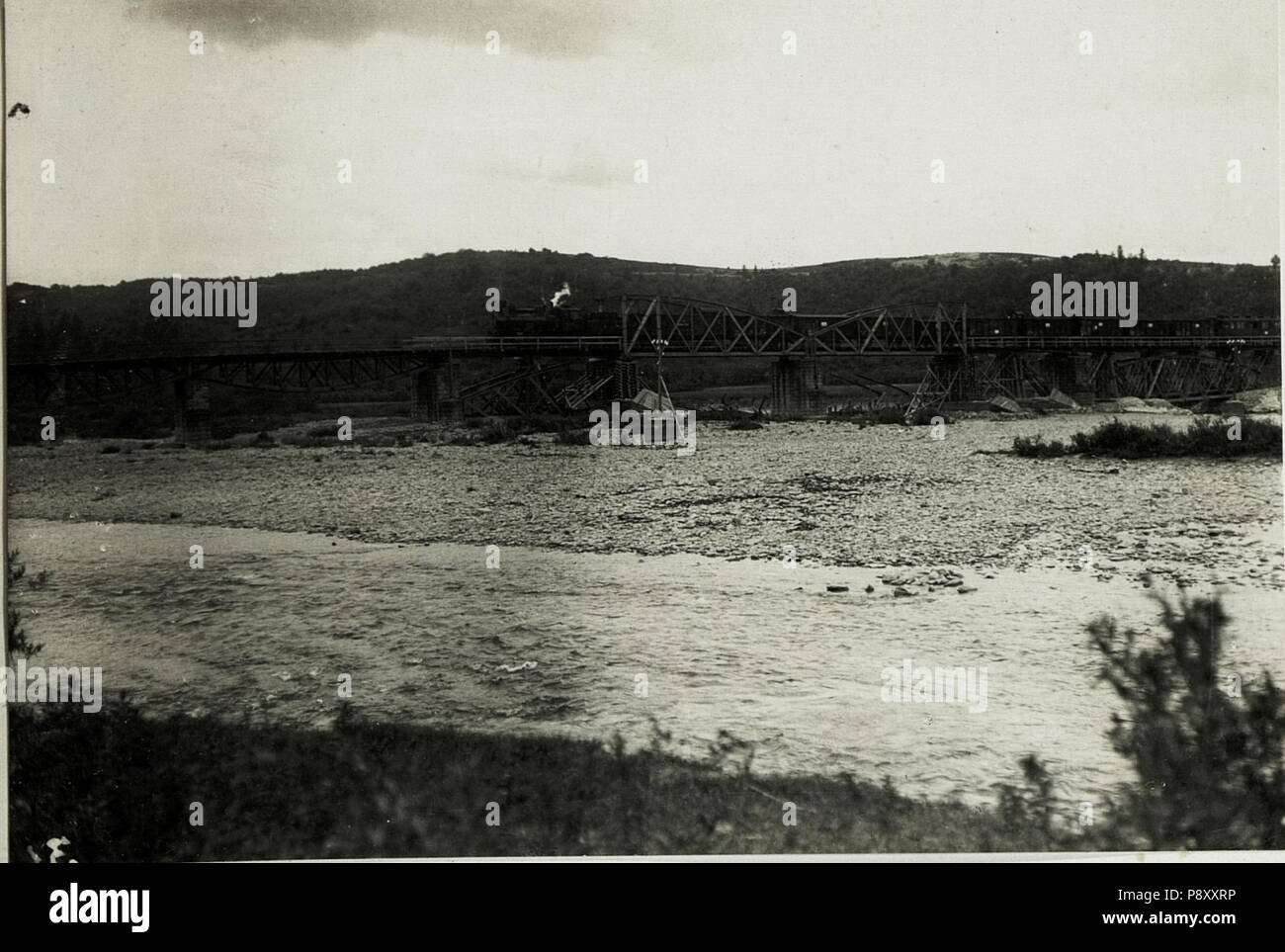 Gesprengte brucke hi-res stock photography and images - Alamy