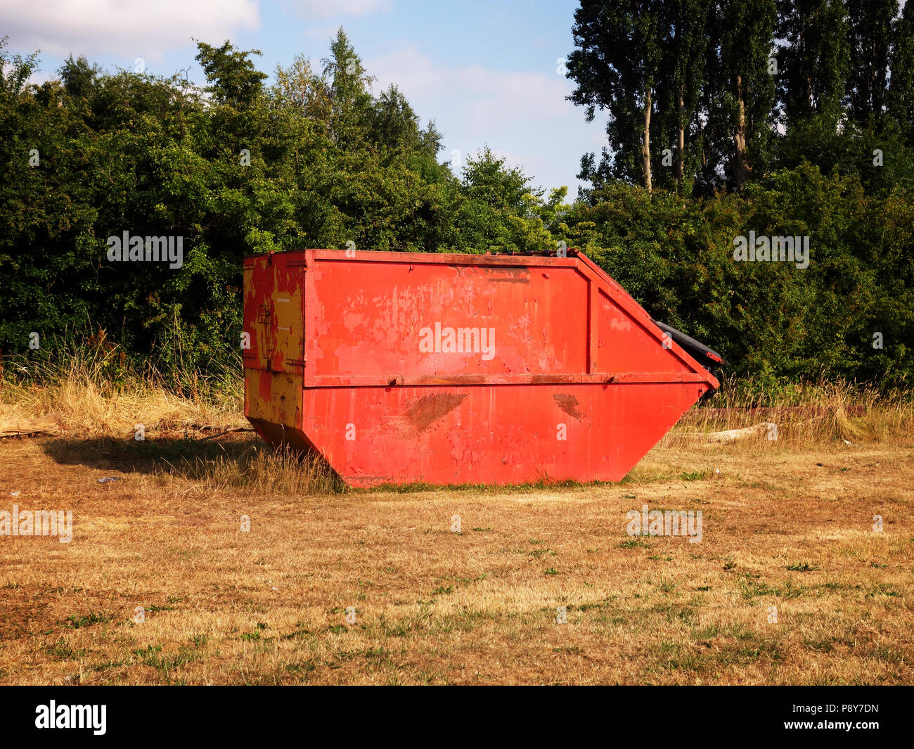 Rubble skip lorry hi-res stock photography and images - Alamy