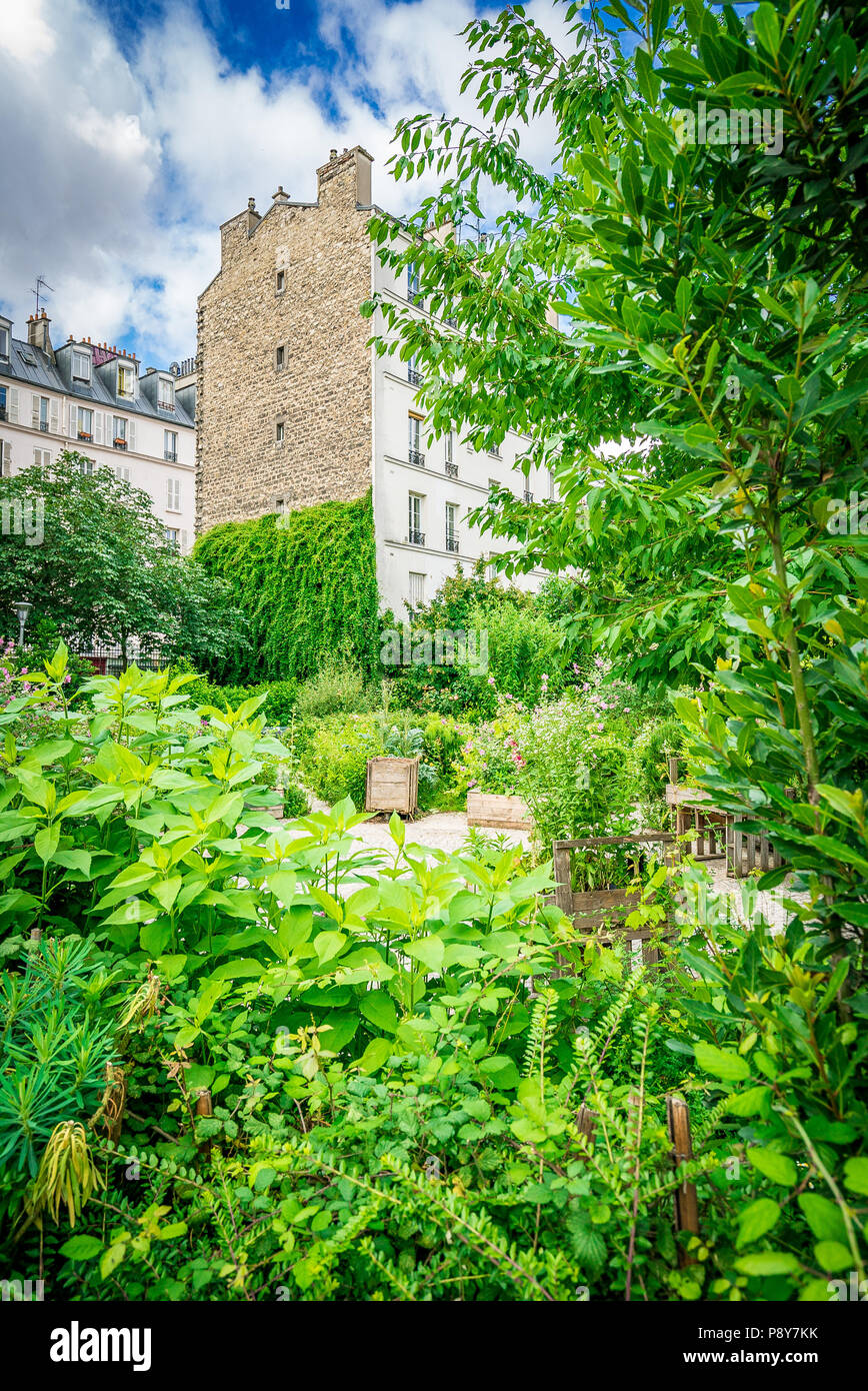 Kiosque à musique du Jardin Villemin in Paris, France Stock Photo - Alamy