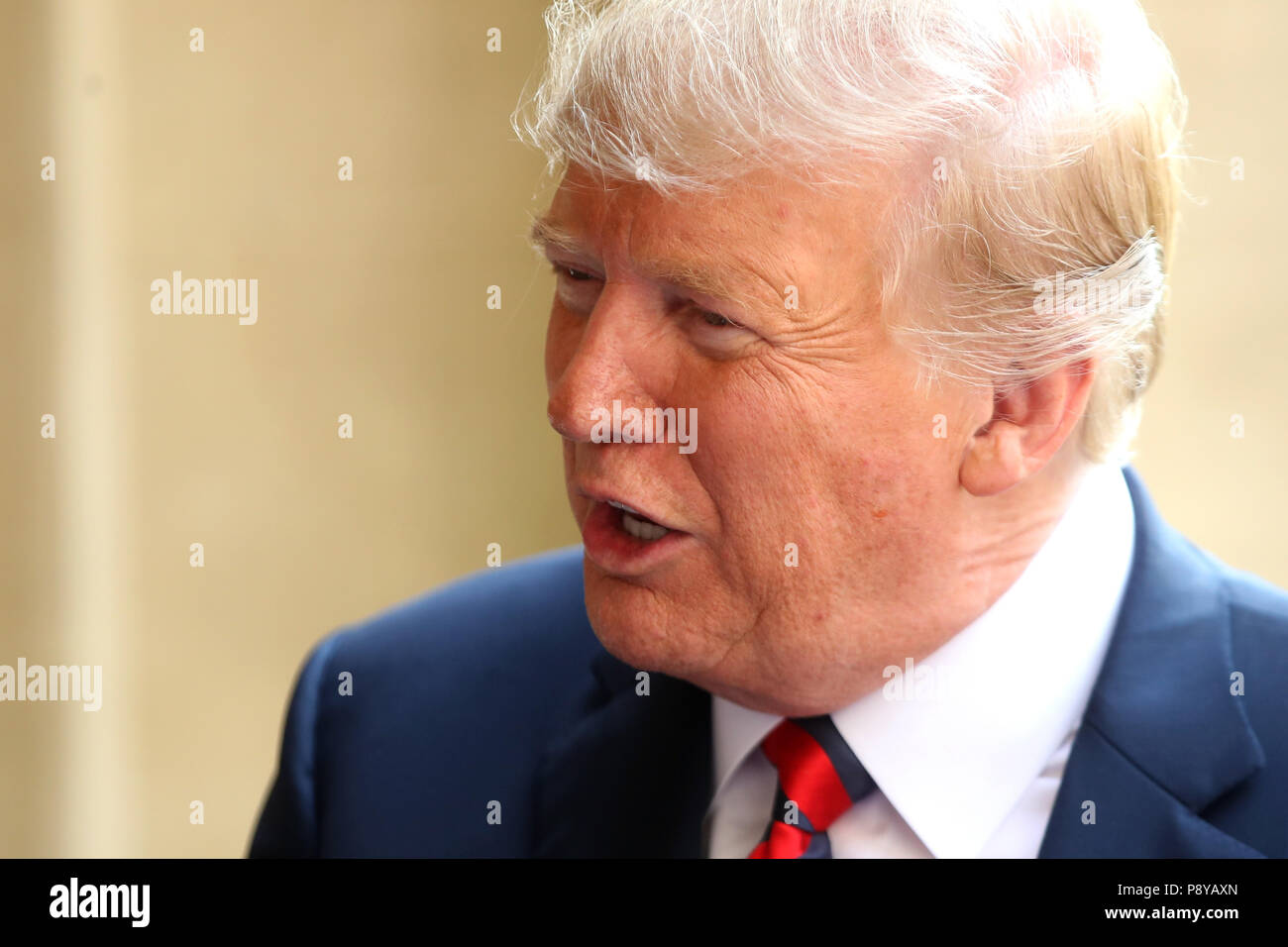 Having tea queen elizabeth ii windsor hi-res stock photography and ...