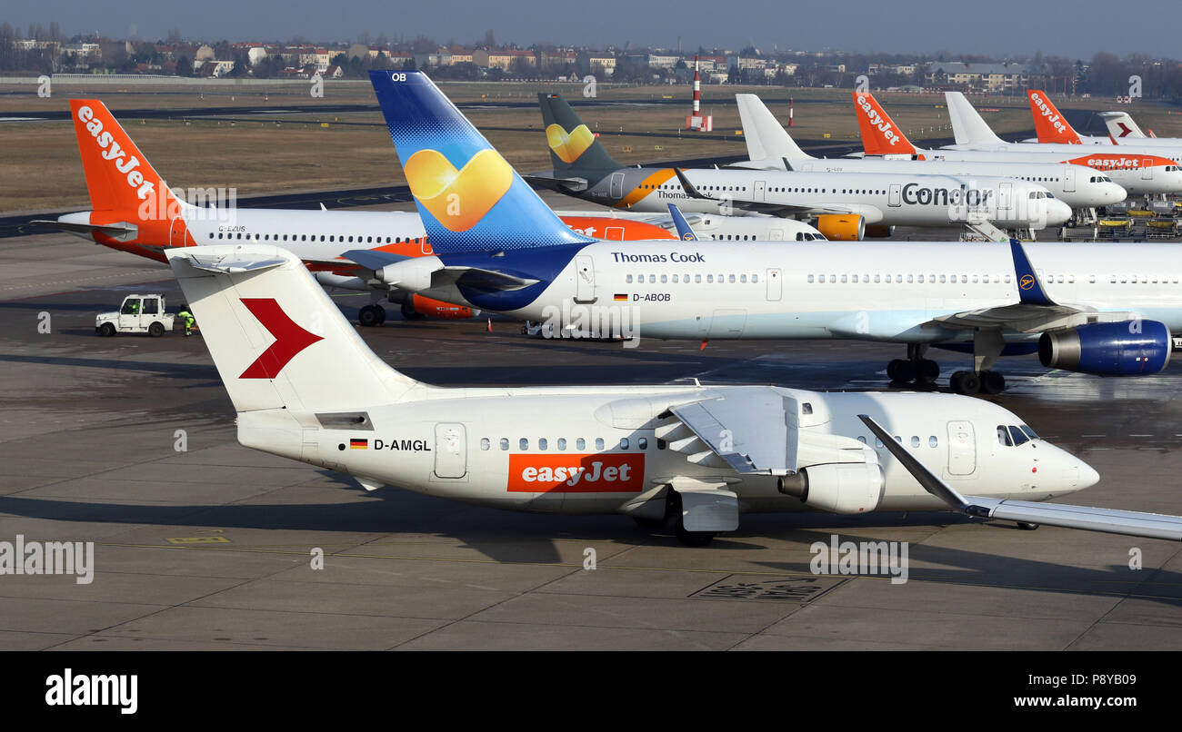 Aircraft parking apron hi-res stock photography and images - Alamy