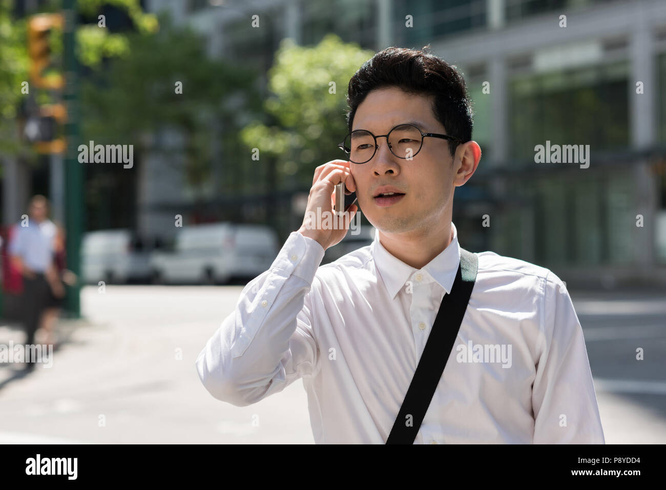 Chinese man talking on mobile phone hi-res stock photography and images ...