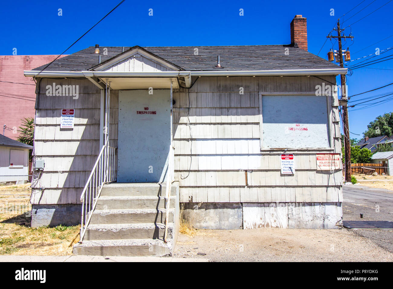 Houses with boarded up doors and windows hi-res stock photography and ...