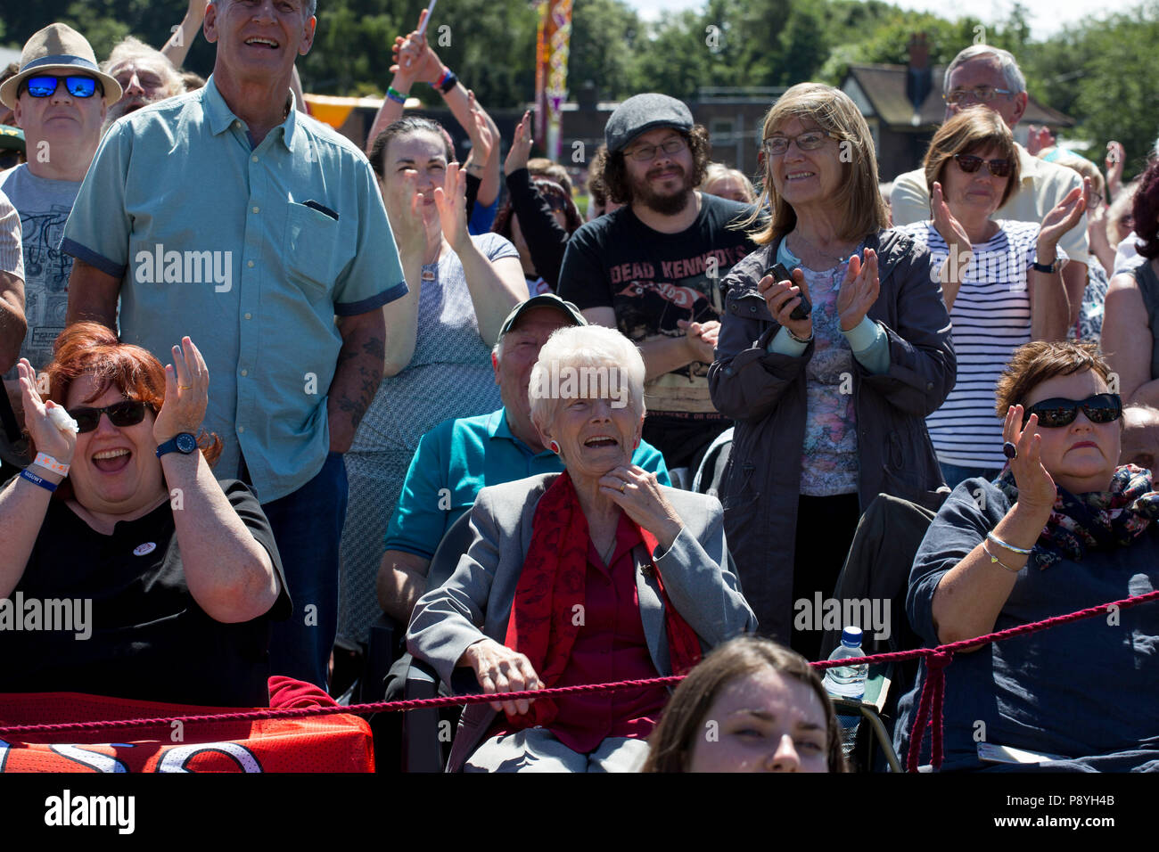 Clapping crowds hi-res stock photography and images - Alamy