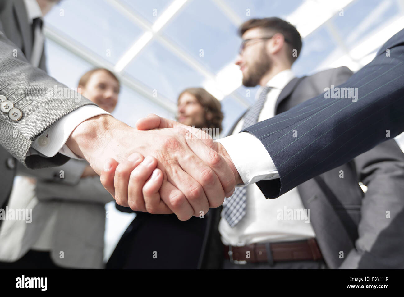 welcome and handshake business people Stock Photo - Alamy