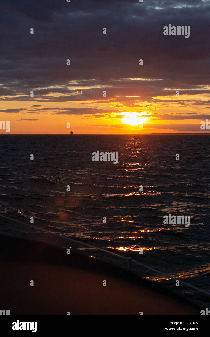 Sunset in the ocean hi-res stock photography and images - Alamy