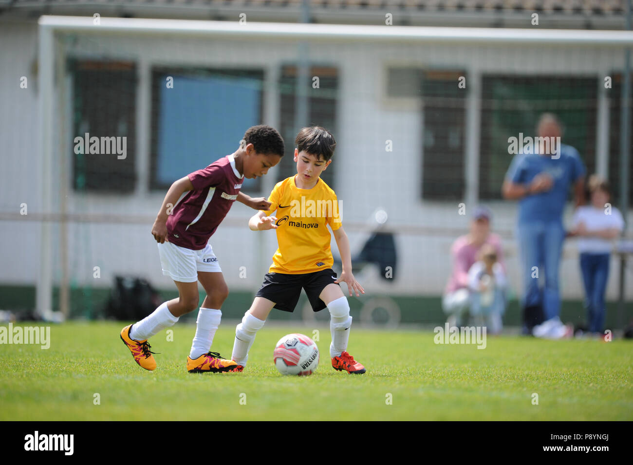 Kids playing football hi-res stock photography and images - Alamy