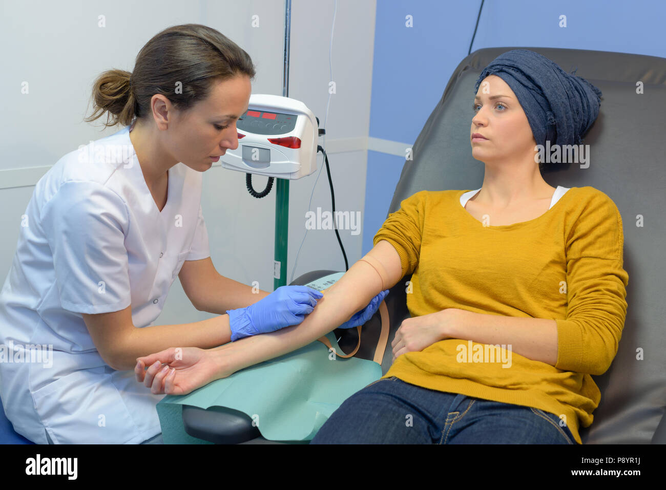 injecting chemotherapy medicine Stock Photo - Alamy