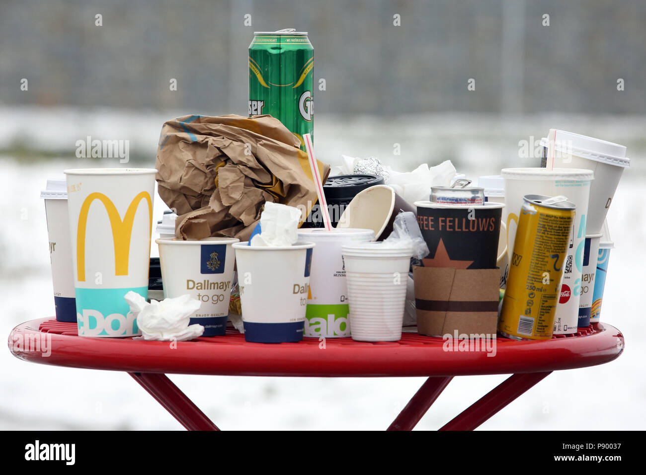 Empty cans hi-res stock photography and images - Alamy