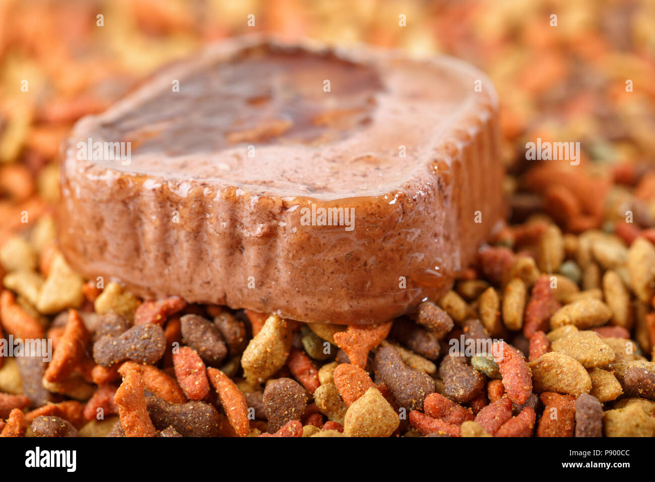 Cat food hi-res stock photography and images - Alamy