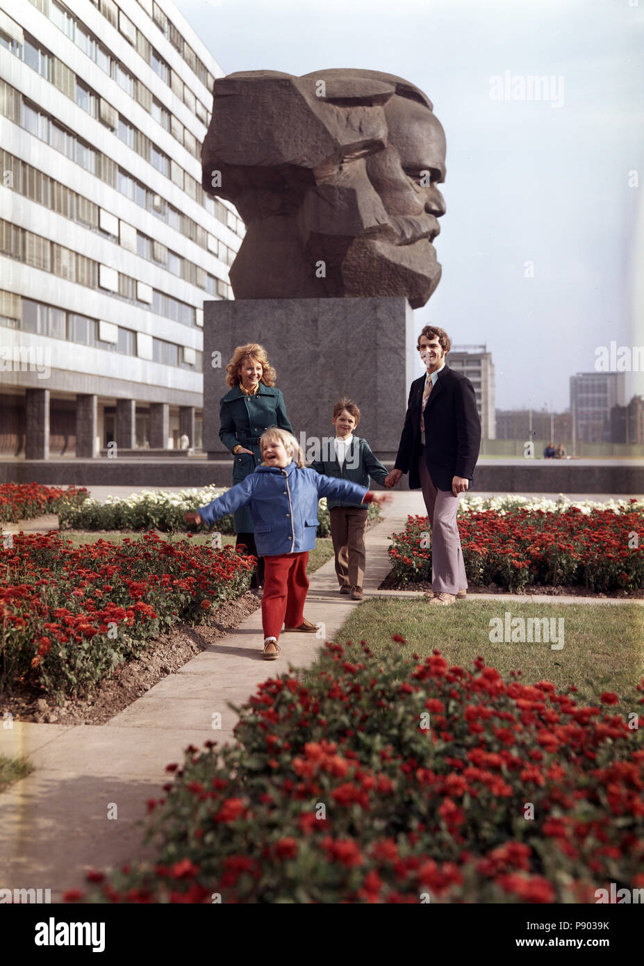 Karl-Marx-Stadt (Chemnitz), GDR, happy family in front of the Karl Marx ...