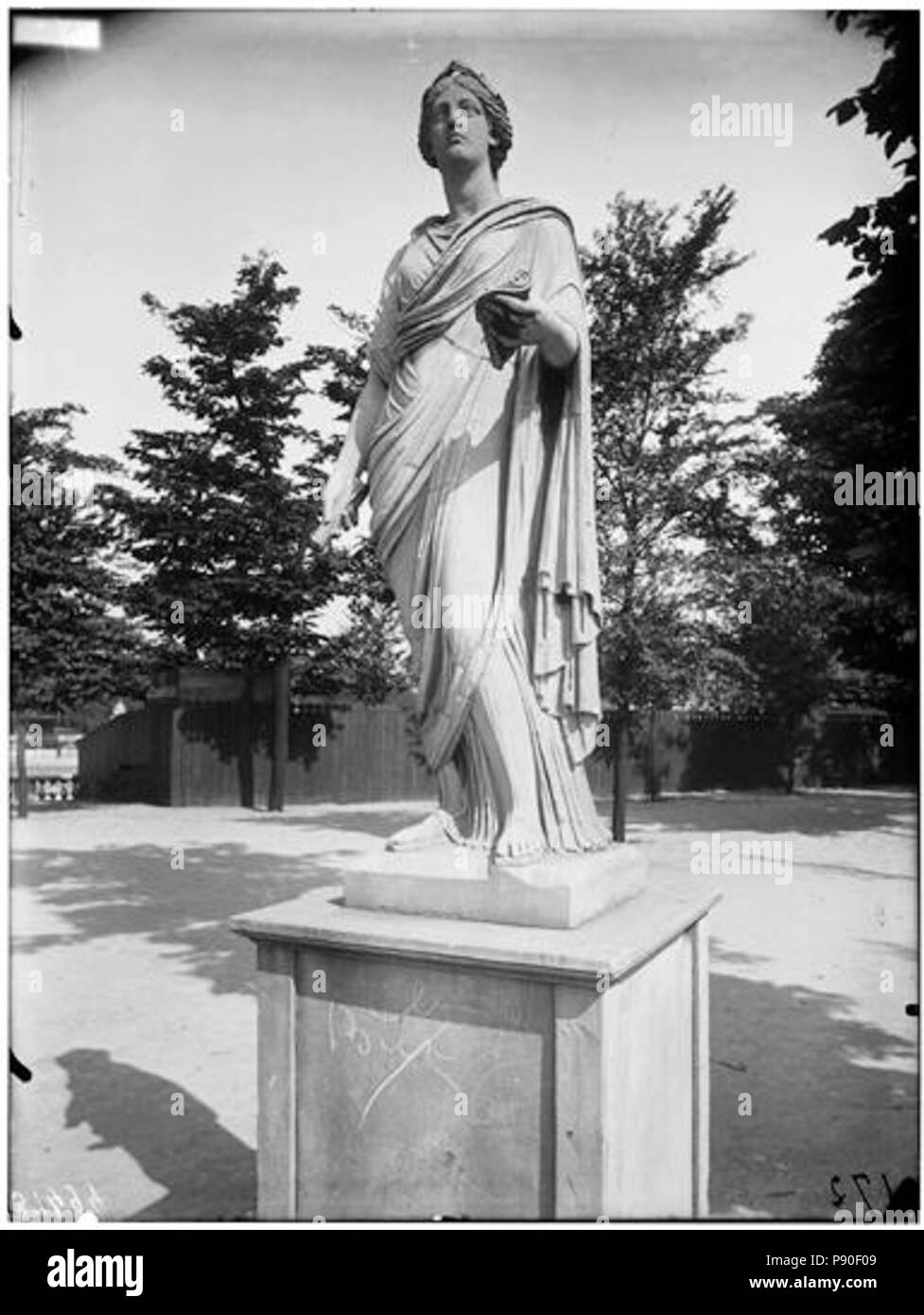 Statue of calliope hi-res stock photography and images - Alamy