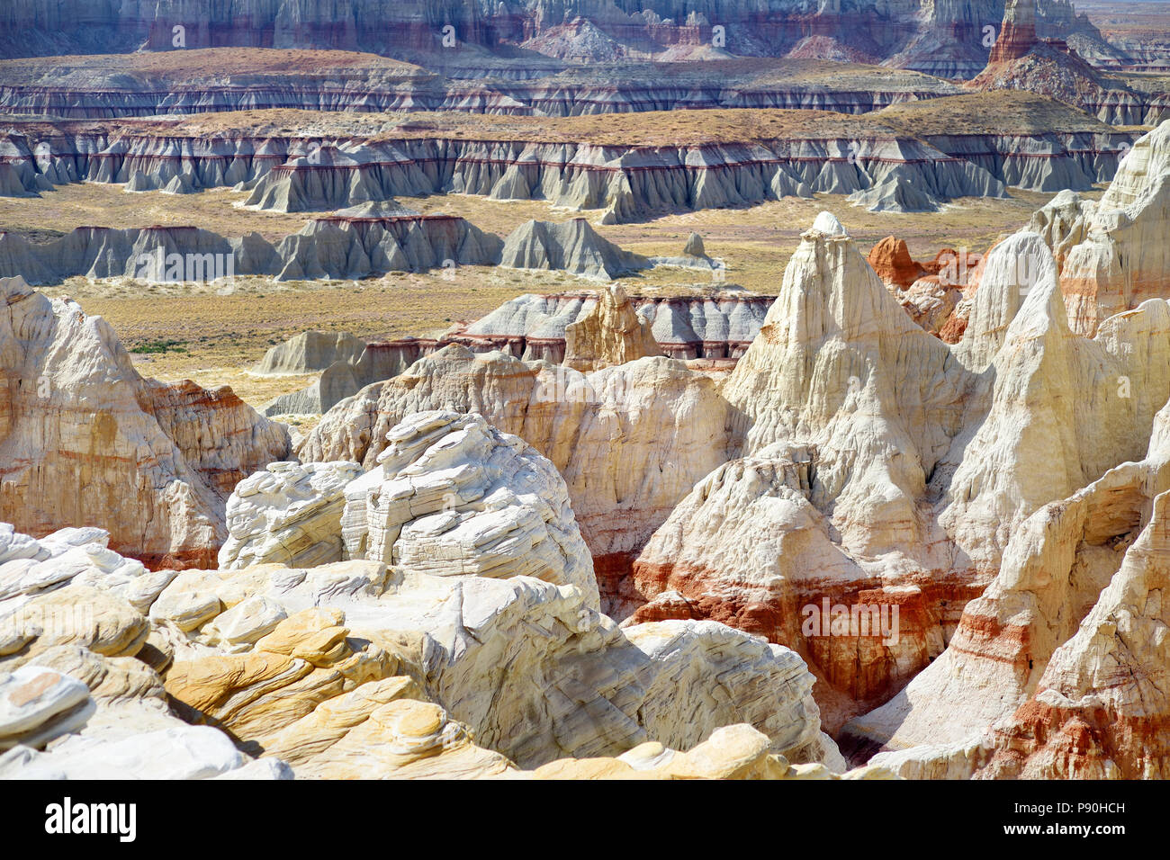 Scenic view of stunning white striped sandstone hoodoos in Coal Mine ...