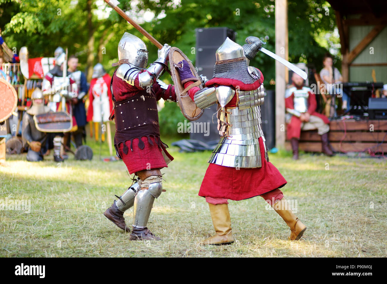 Knight fighting hi-res stock photography and images - Alamy