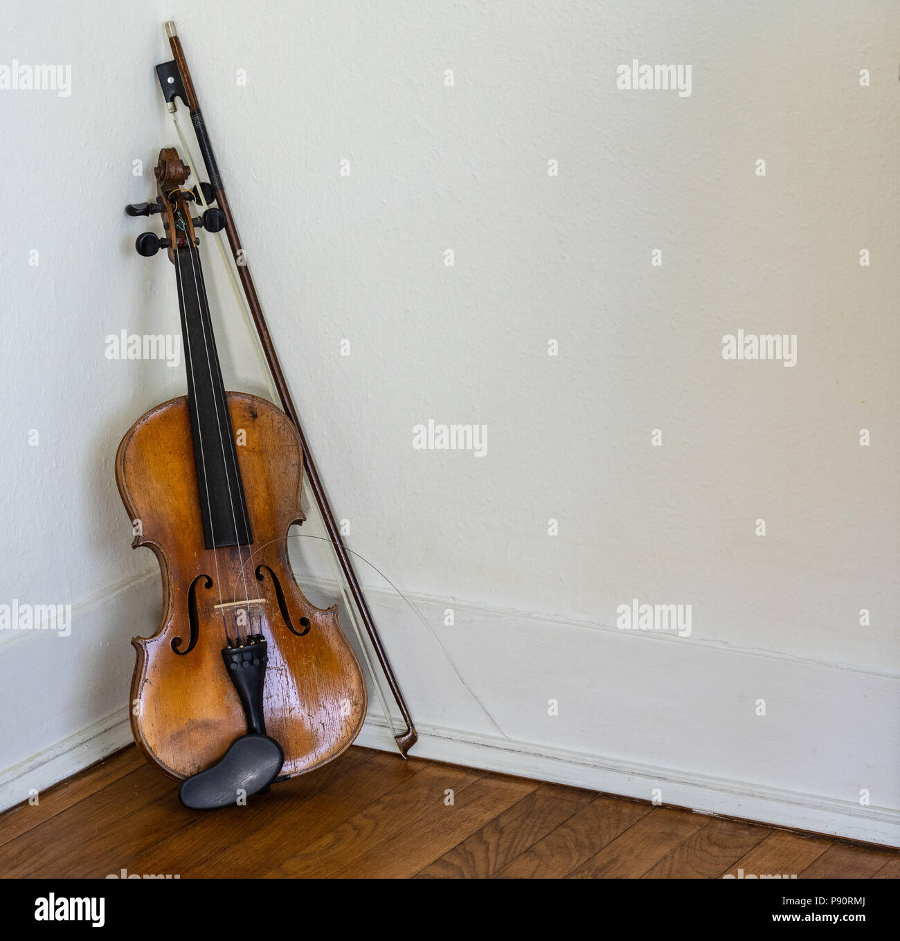Broken violin hi-res stock photography and images - Alamy