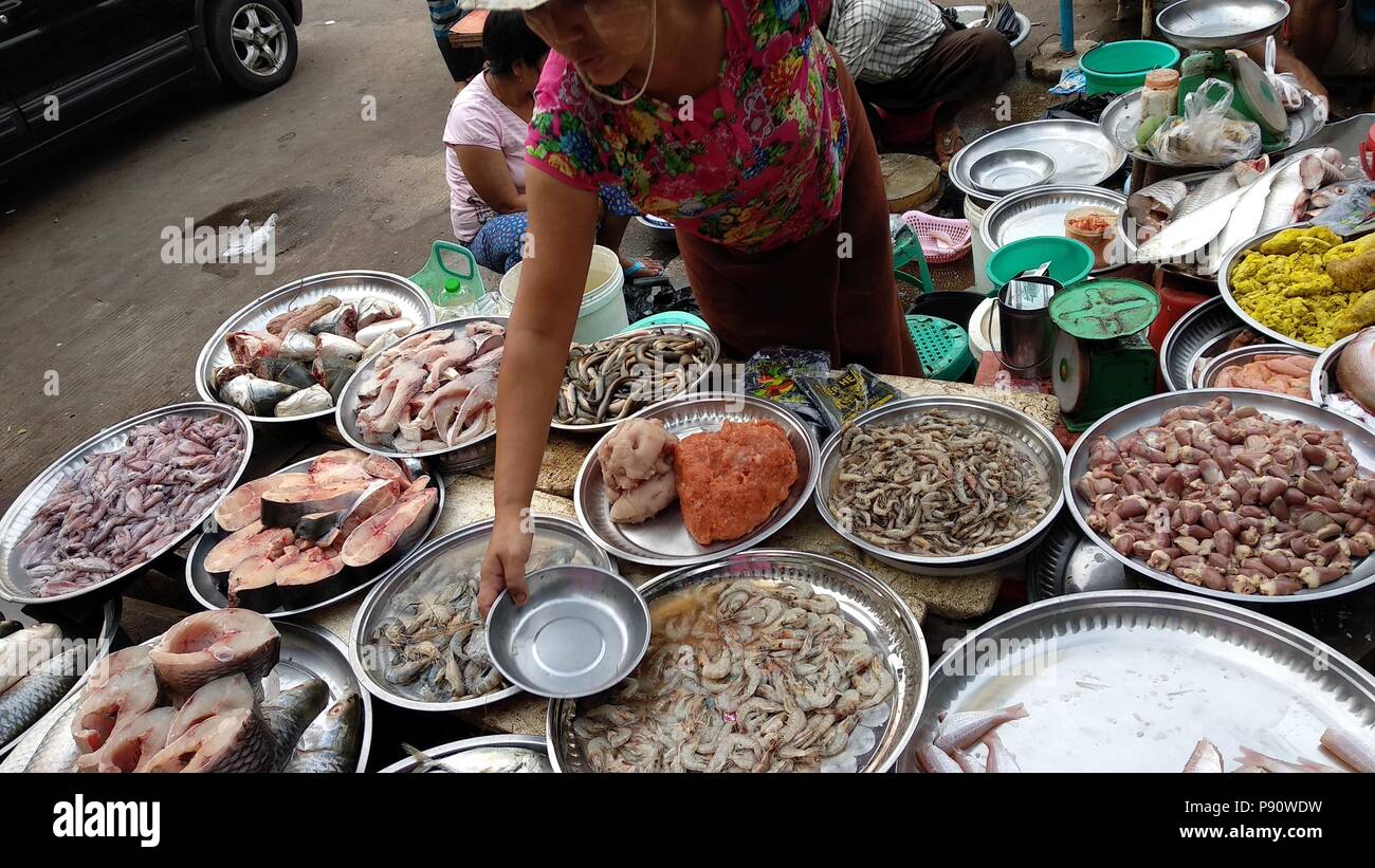 Fishes stall in Yangon, Myanmar Stock Photo - Alamy