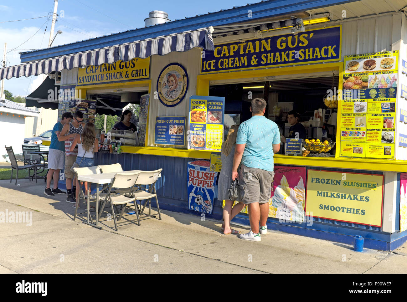 Summer ice cream shack hi-res stock photography and images - Alamy