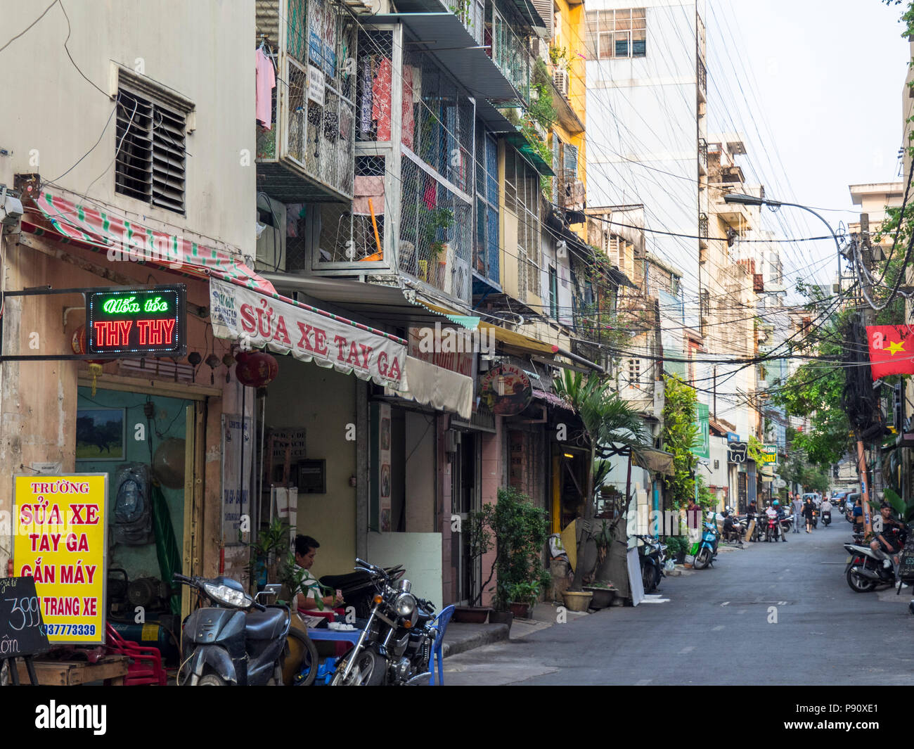 Alleyway shops hi-res stock photography and images - Alamy