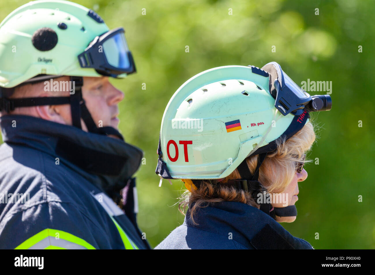 People help fire accident hi-res stock photography and images - Alamy