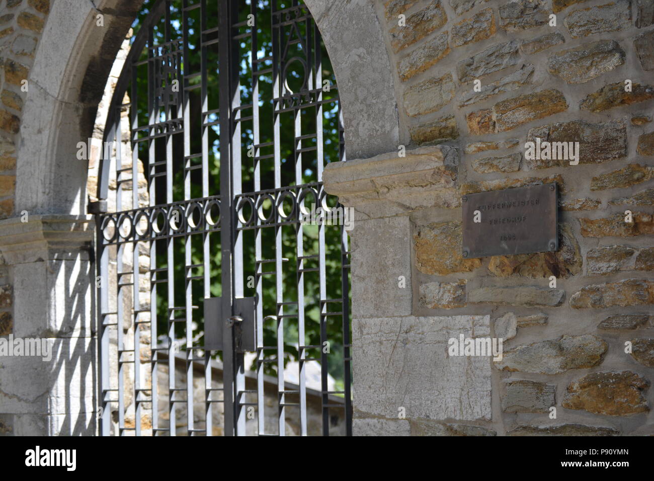 Graveyard architecture hi-res stock photography and images - Alamy