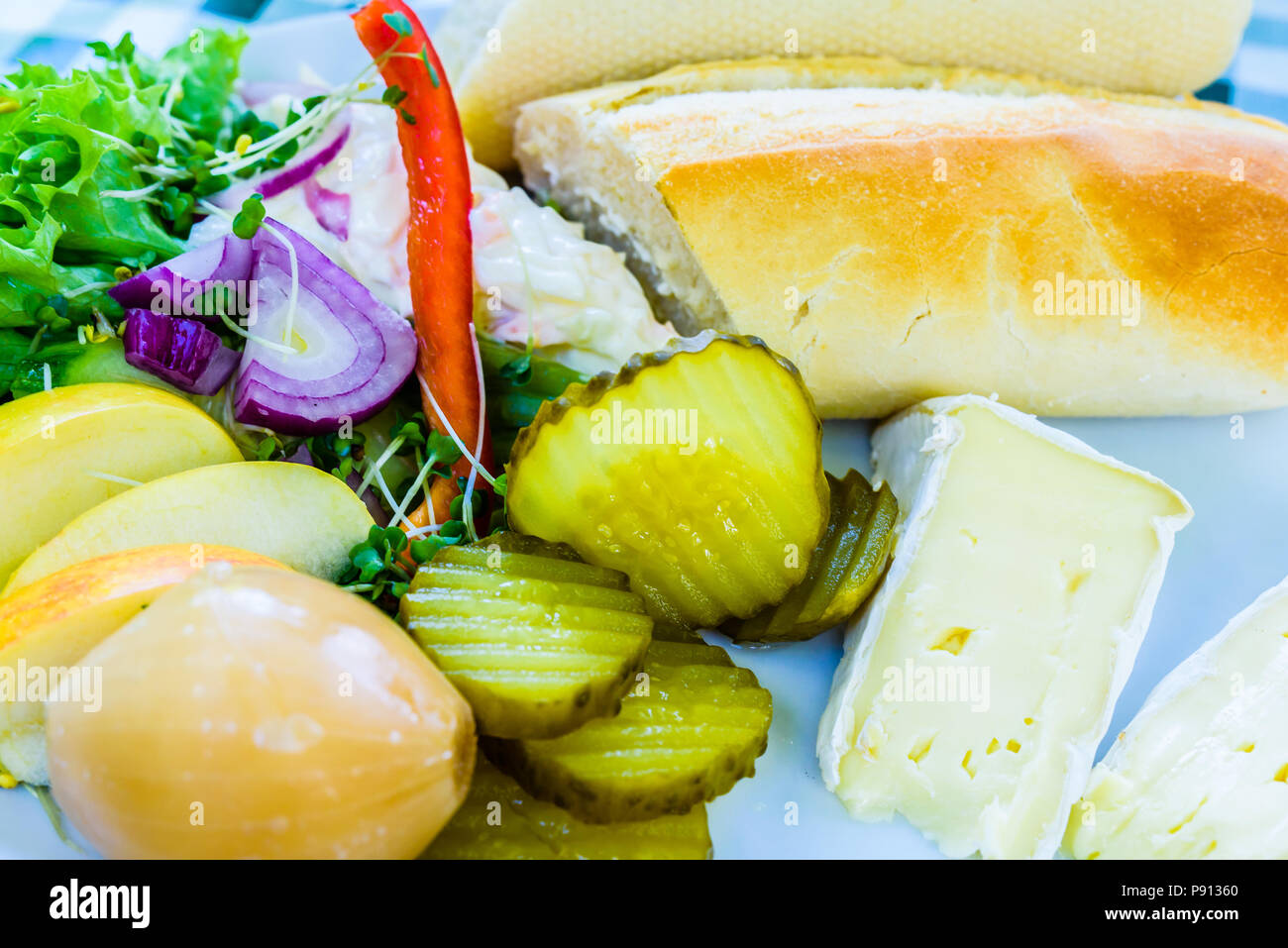 Ploughmans lunch uk hi-res stock photography and images - Alamy