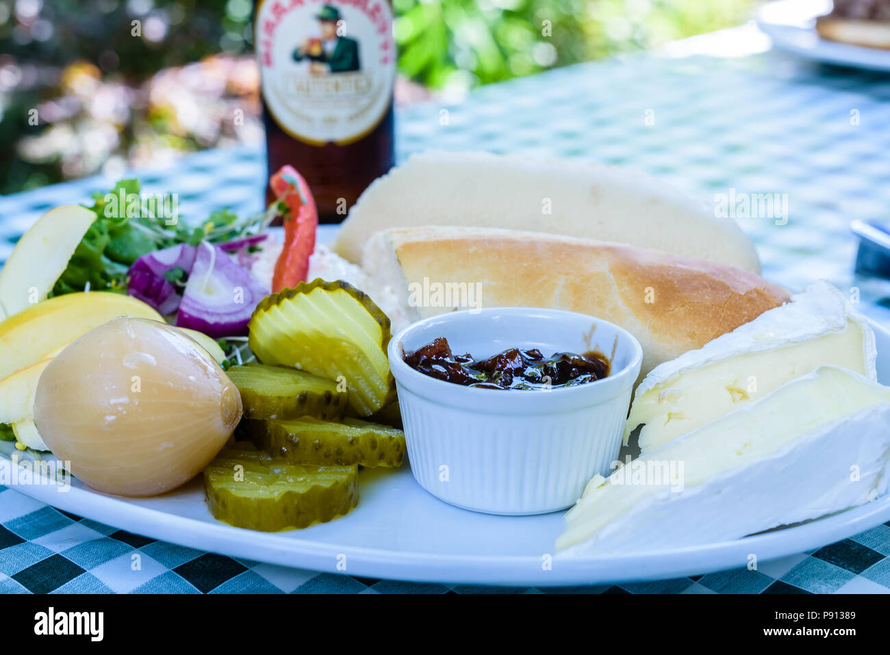 Ploughmans lunch uk hi-res stock photography and images - Alamy