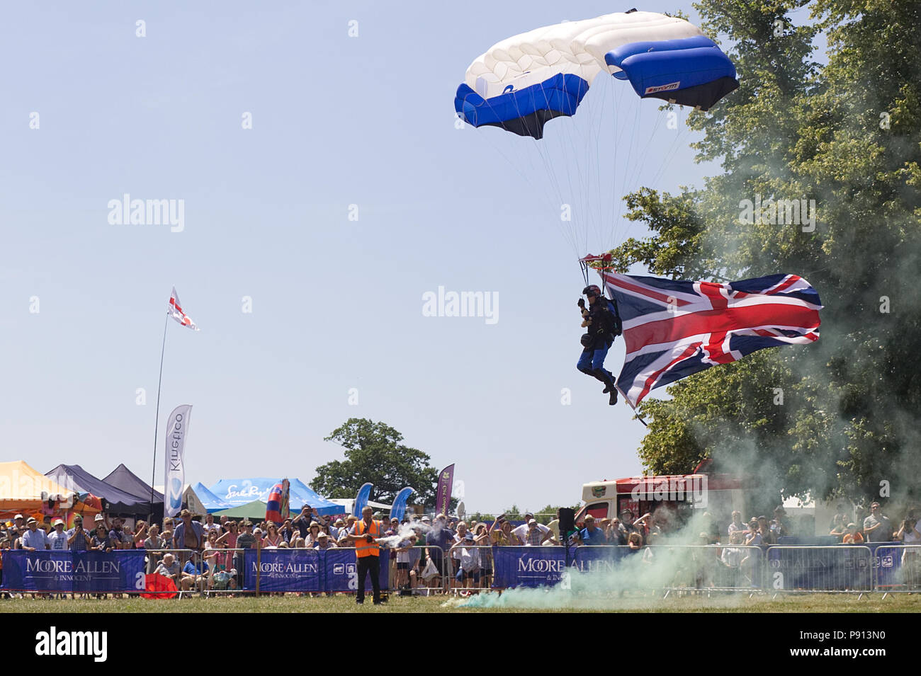 Poppy parachute team hi-res stock photography and images - Alamy