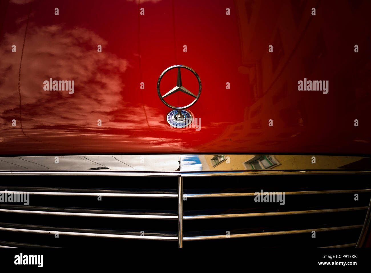 Mercedes logo hi-res stock photography and images - Alamy