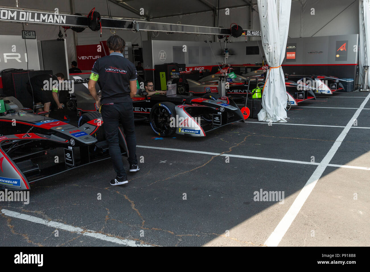 Formula e garage hi-res stock photography and images - Alamy