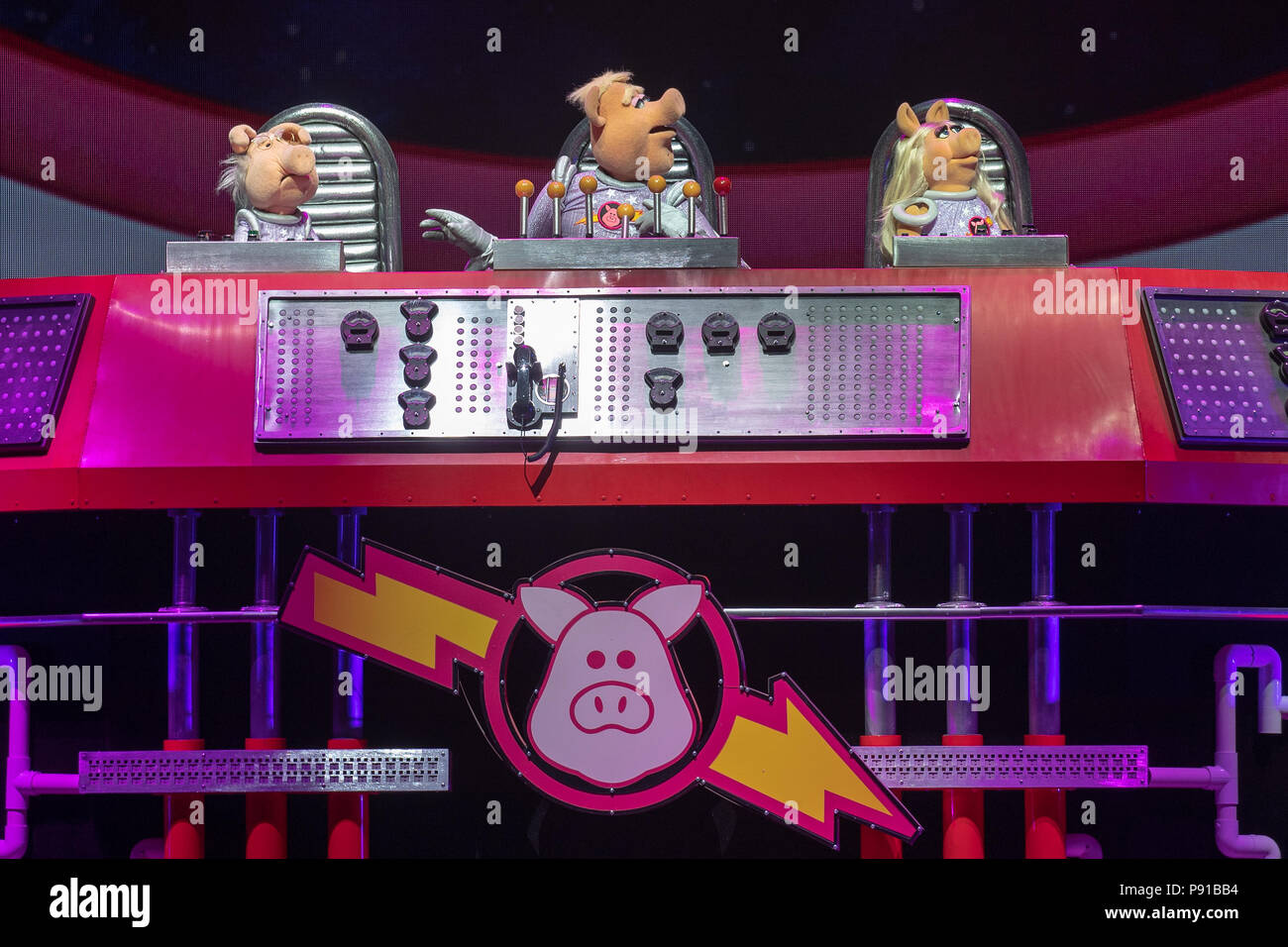 Miss piggy hi-res stock photography and images - Alamy