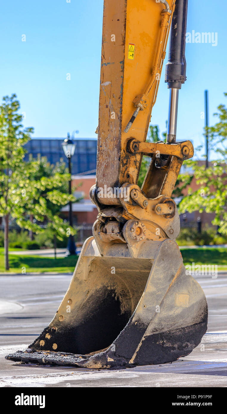 Tractor with scooper hi-res stock photography and images - Alamy