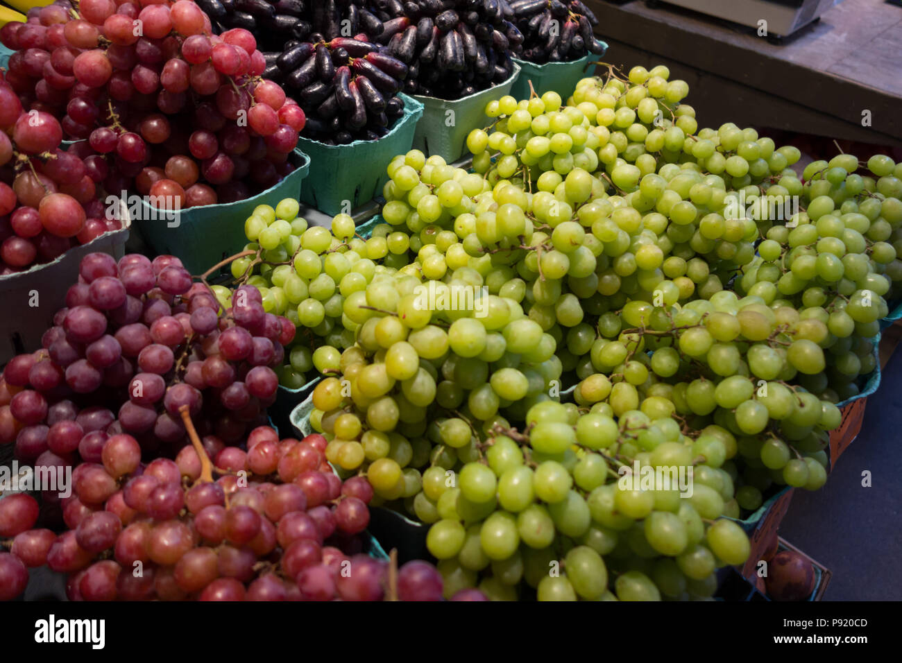 Green and red grapes background hi-res stock photography and images - Alamy