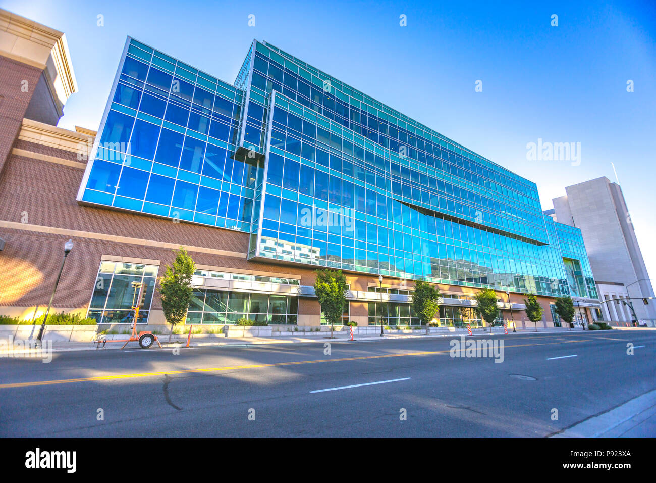 Reflective late afternoon light on building Stock Photo - Alamy