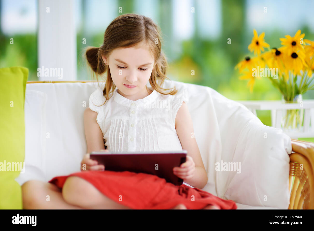 Tween girl computer hi-res stock photography and images - Alamy