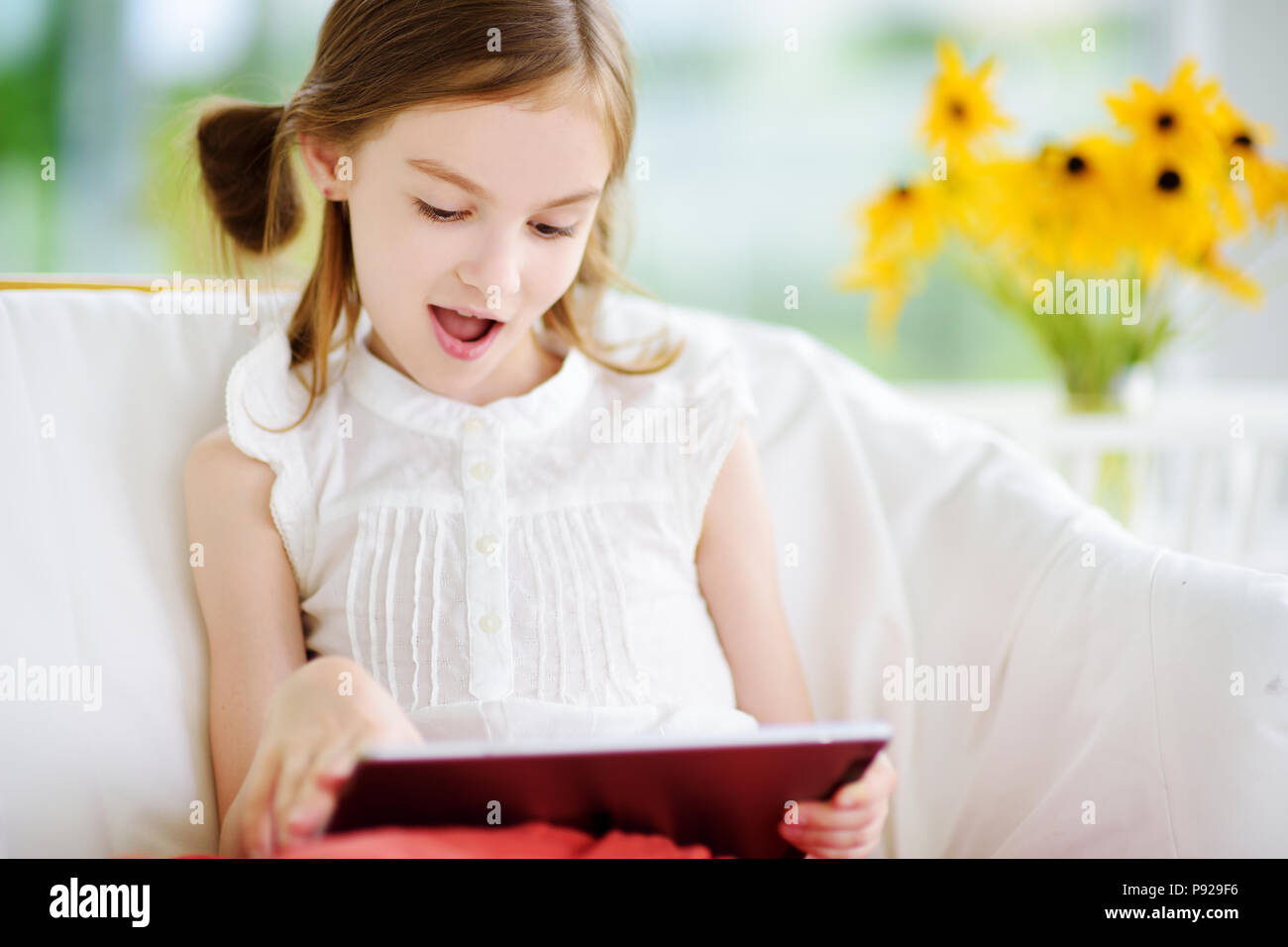 Tween girl computer hi-res stock photography and images - Alamy