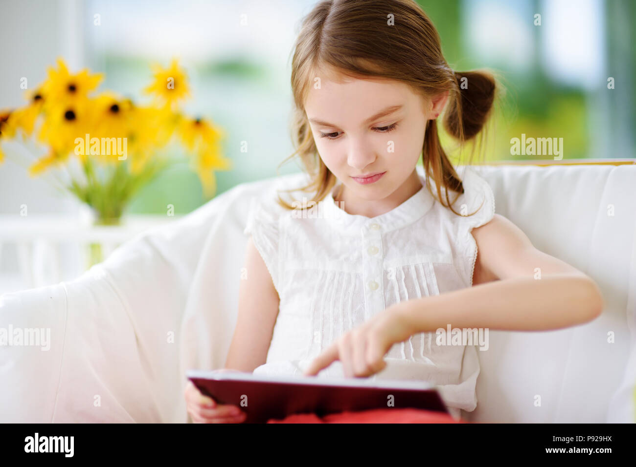 Tween girl computer hi-res stock photography and images - Alamy