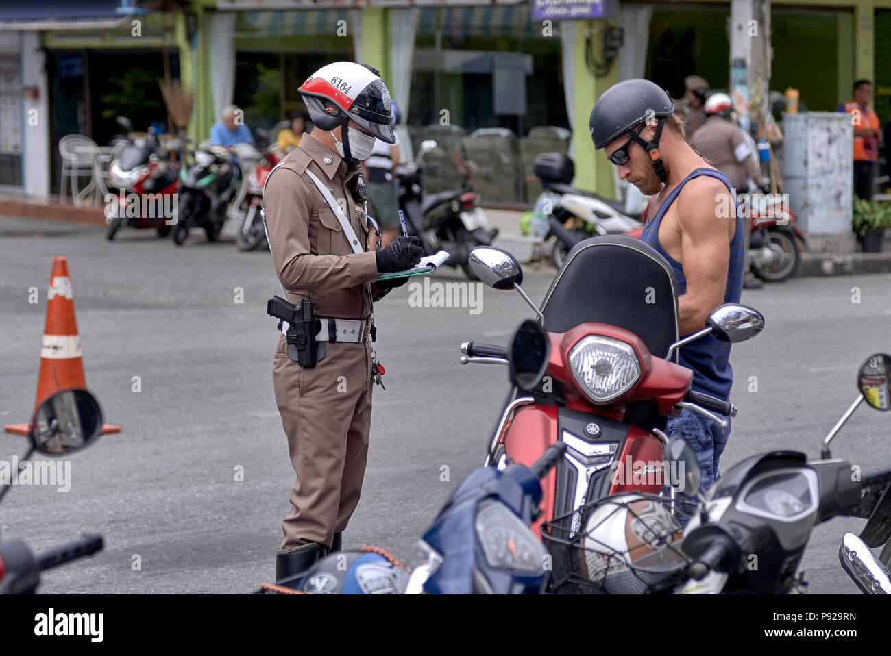 Police giving ticket hi-res stock photography and images - Alamy