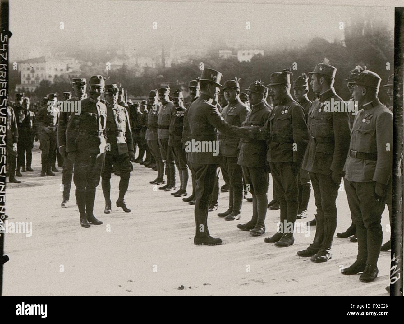 . 452 Parade des Infanterieregiments Nr. 59 vor Kaiser Karl in Trient ...