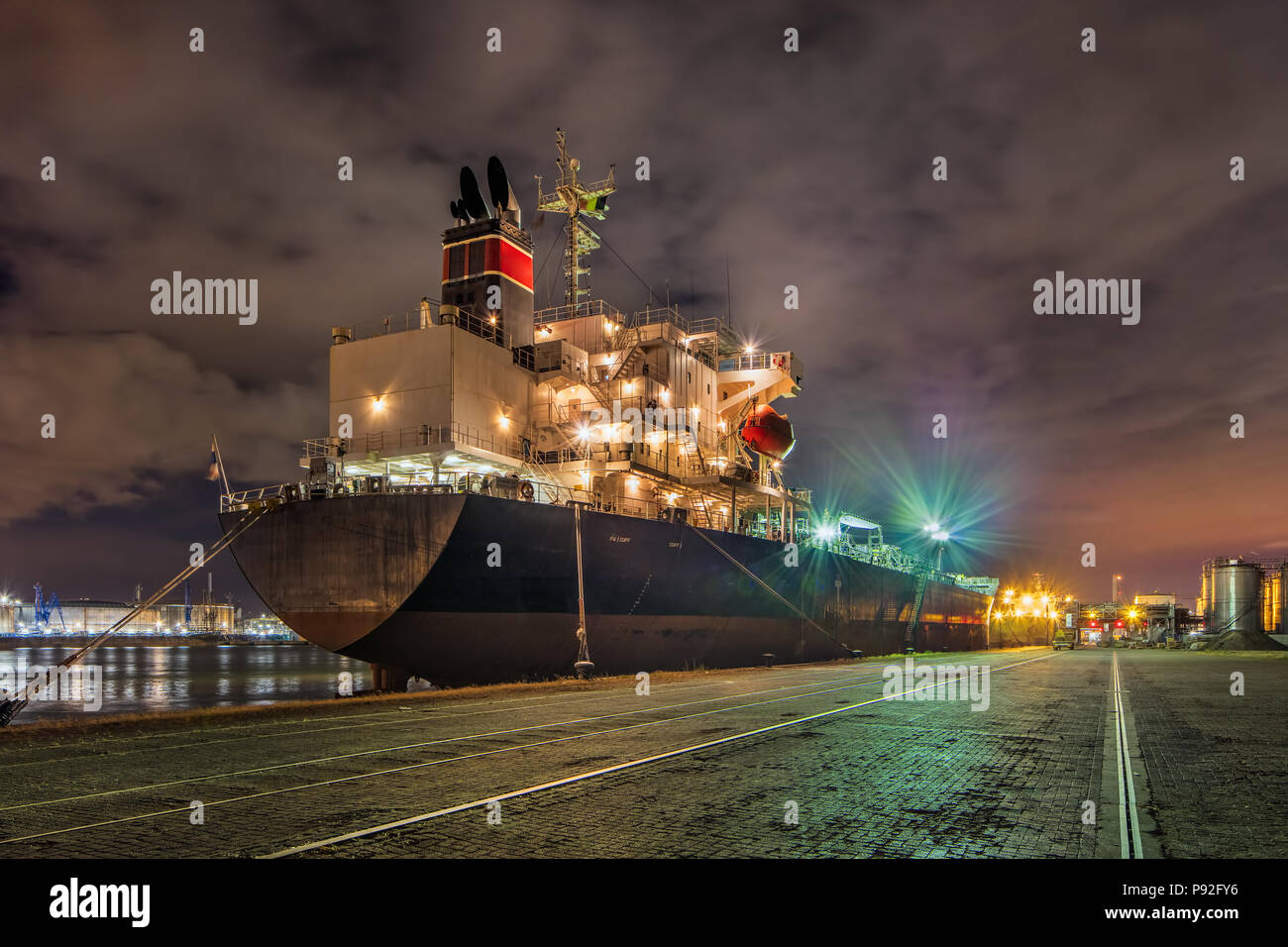 Ship oil terminal night hi-res stock photography and images - Alamy